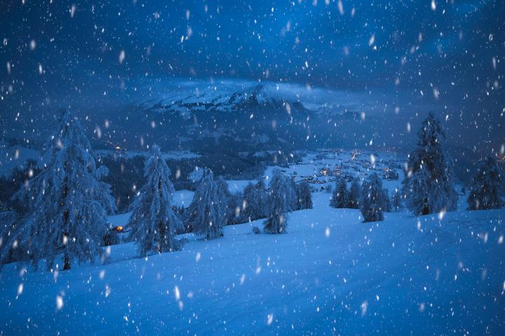 Schneefall und Winterstimmung in Aeschiried eingefangen von Simon Schuhmacher